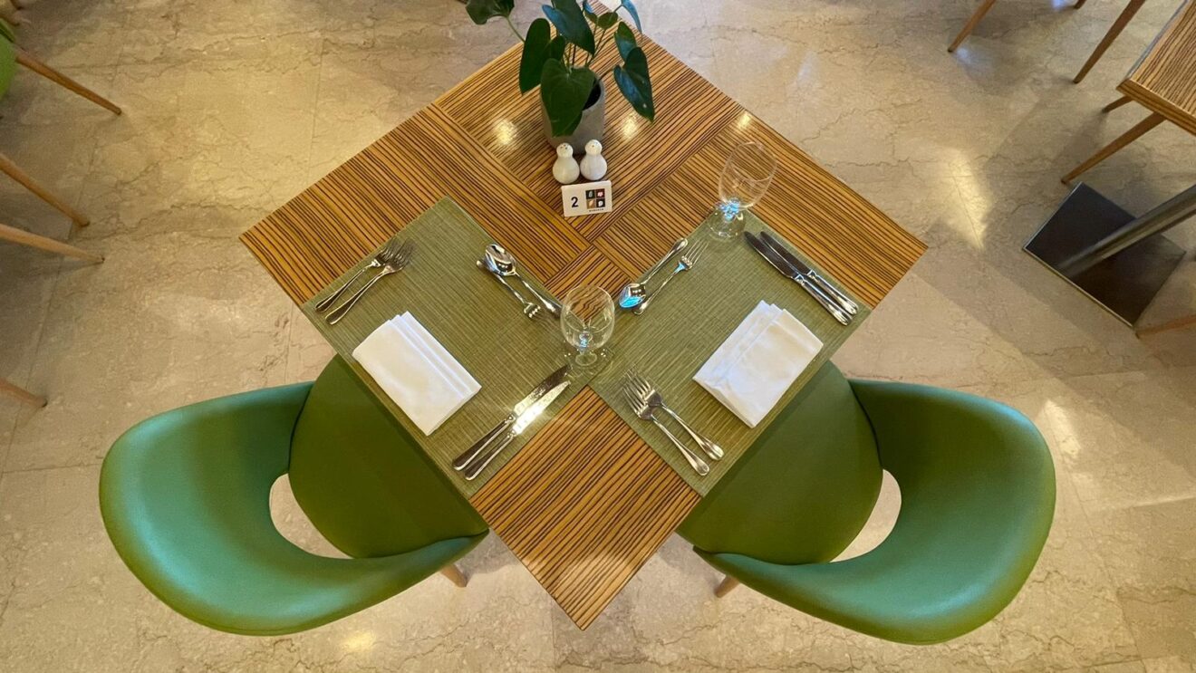 Los pasos completos de la secuencia de servicio en un restaurante