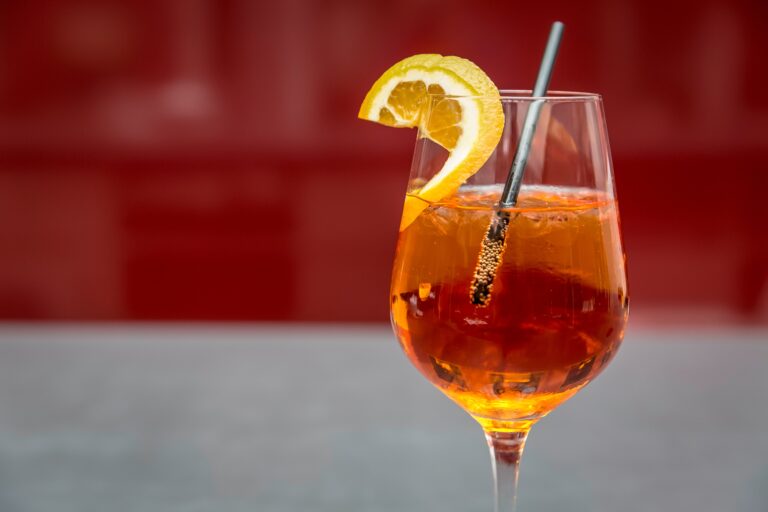 20 Popular Cocktails Every Bartender Should Know - Hoteliers