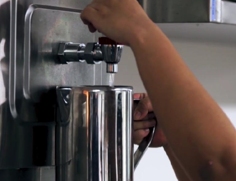 5 Steps To Steaming And Polishing Glassware - Hotels