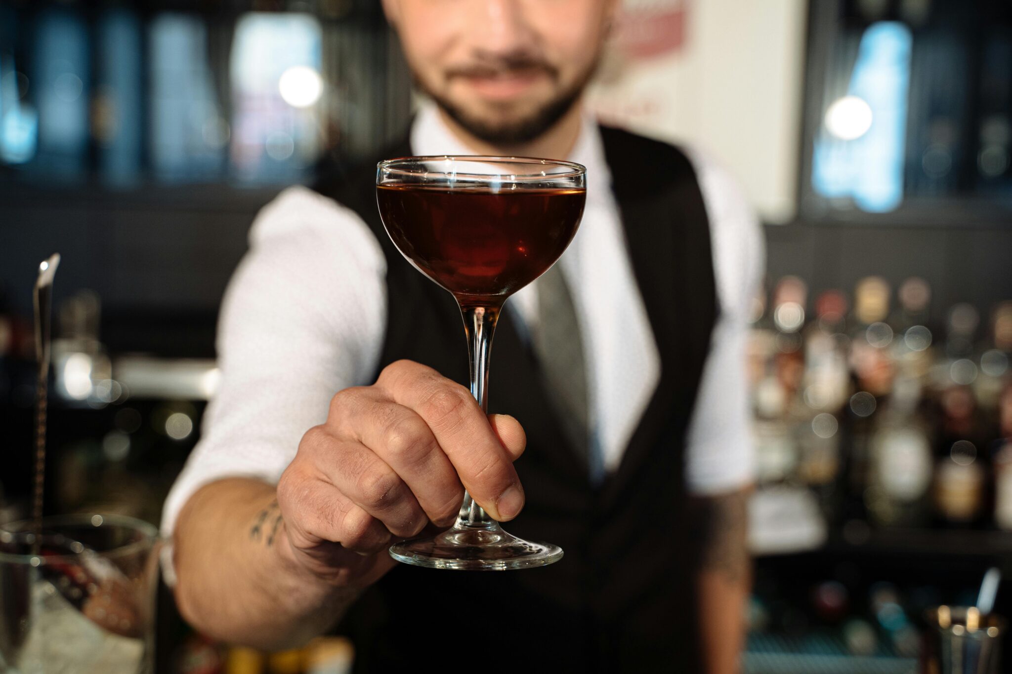 What a Server Needs to Know Before Serving Alcohol in a Bar